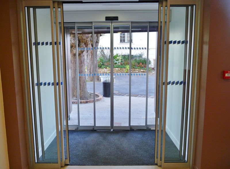 Choisir sa porte automatique - Softica , fabricant français de portes ...